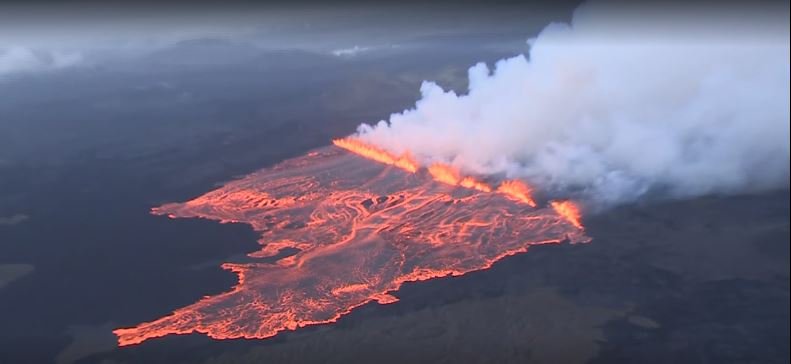 Þrjú ungmenni gengu hættulega nærri eldgosinu
