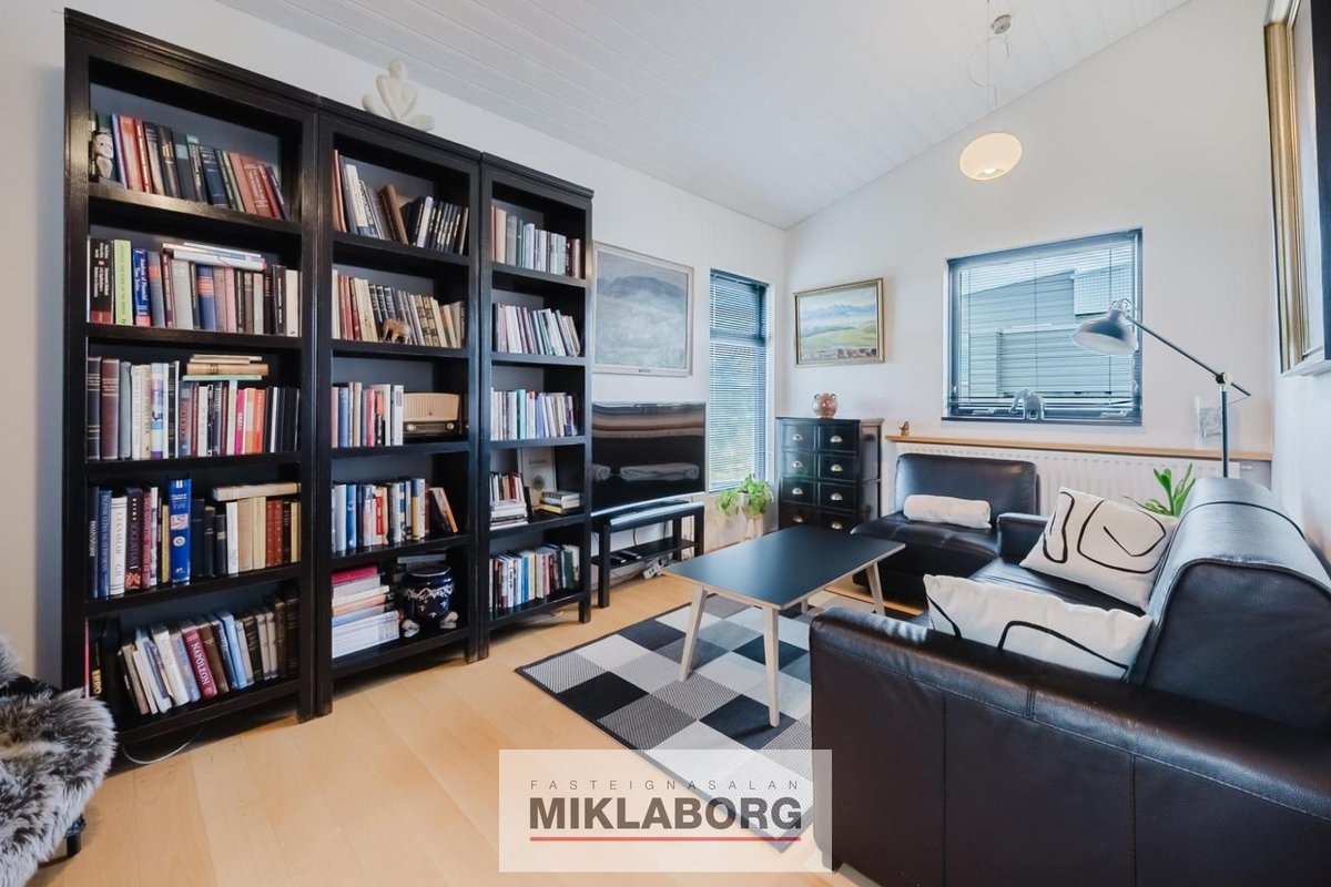 Höfðingjasetur með listaverk í garðinum til sölu