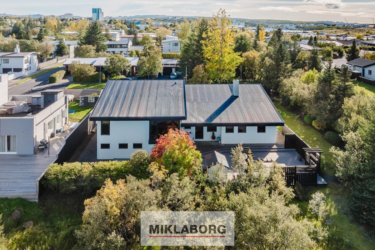 Höfðingjasetur með listaverk í garðinum til sölu